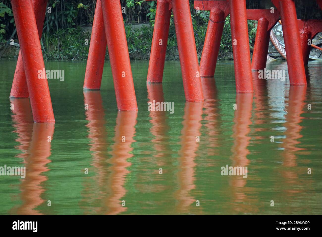 Red girders hi-res stock photography and images - Alamy