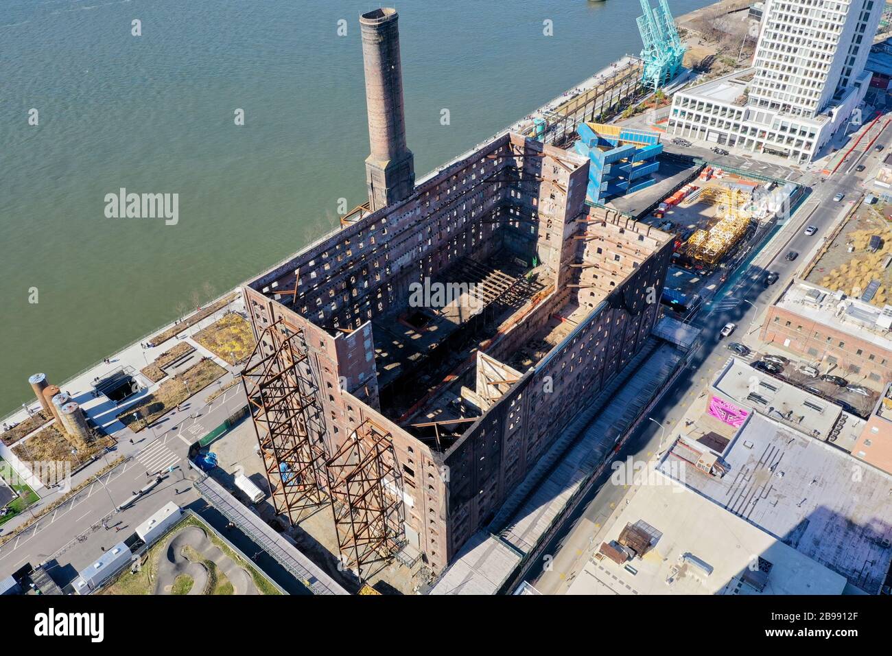 Domino sugar factory brooklyn hi-res stock photography and images - Alamy