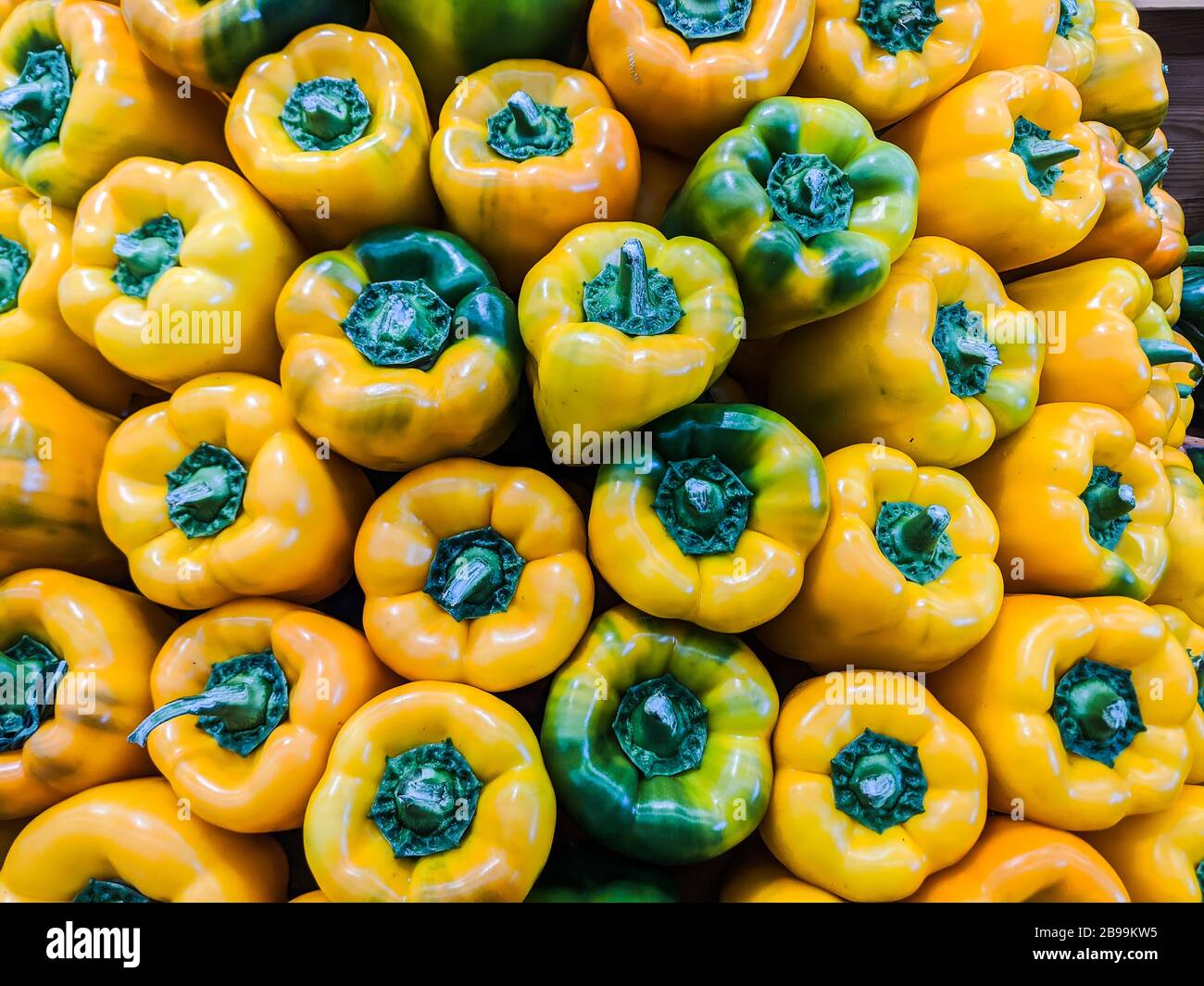 Yellow bell peppers on display in a supermarket Stock Photo - Alamy
