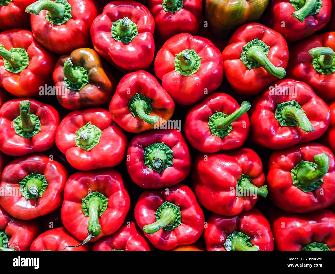 Red bell peppers on display in a supermarket Stock Photo - Alamy