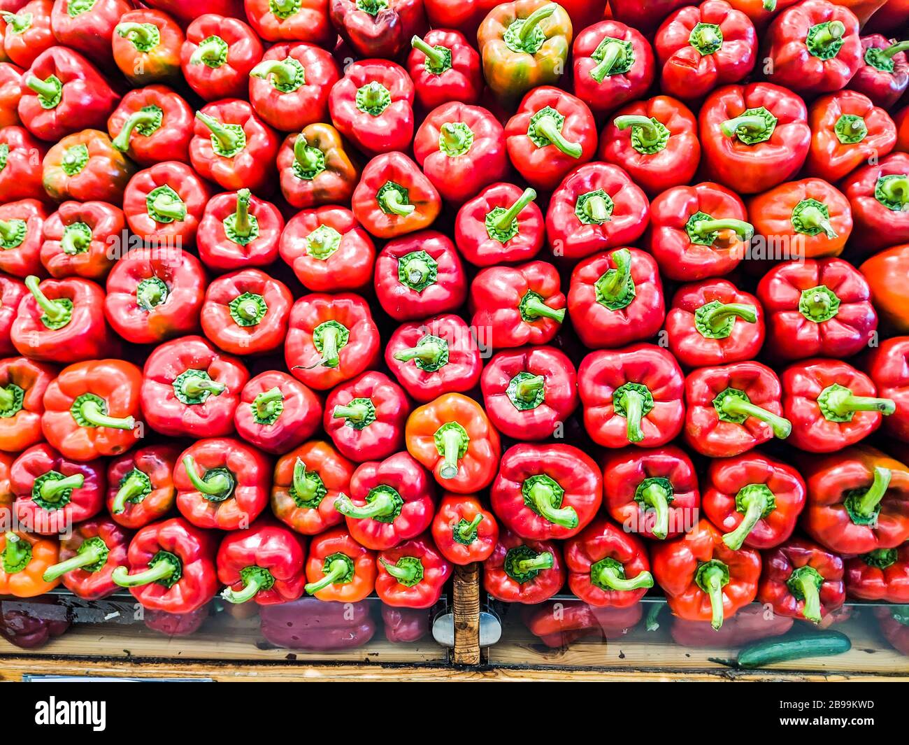 Red bell peppers on display in a supermarket Stock Photo - Alamy