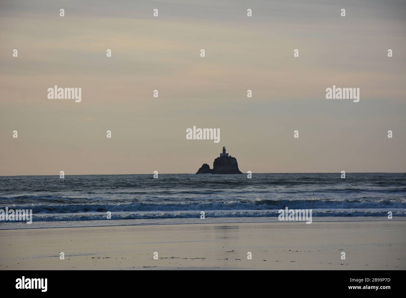 Tillamook rock lighthouse waves hi-res stock photography and images - Alamy