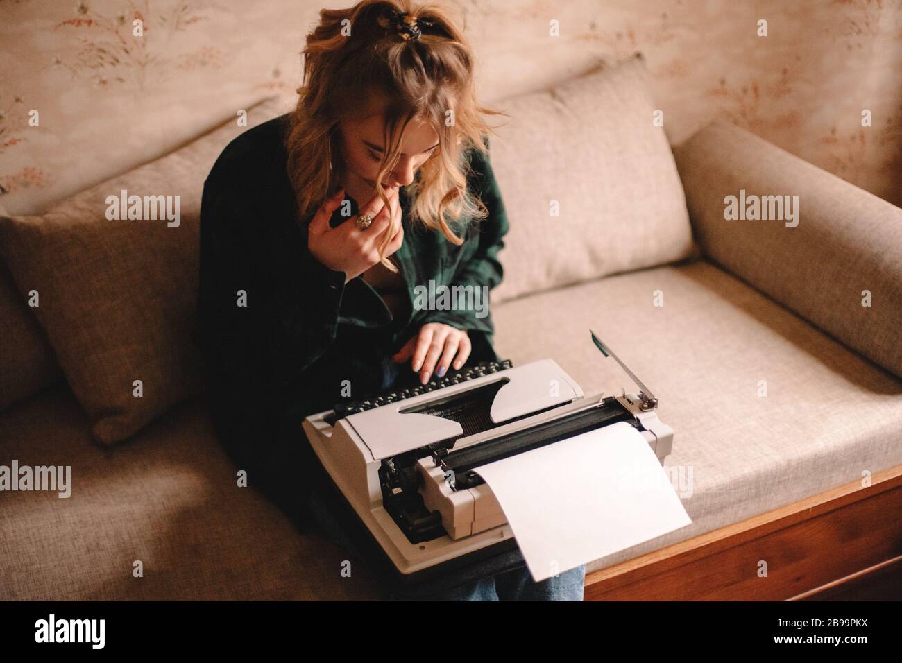 Typewriter vintage woman hi-res stock photography and images - Alamy