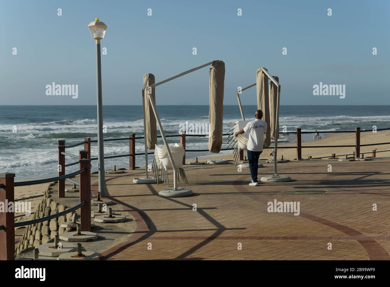 Carrying beach chairs hi-res stock photography and images - Alamy