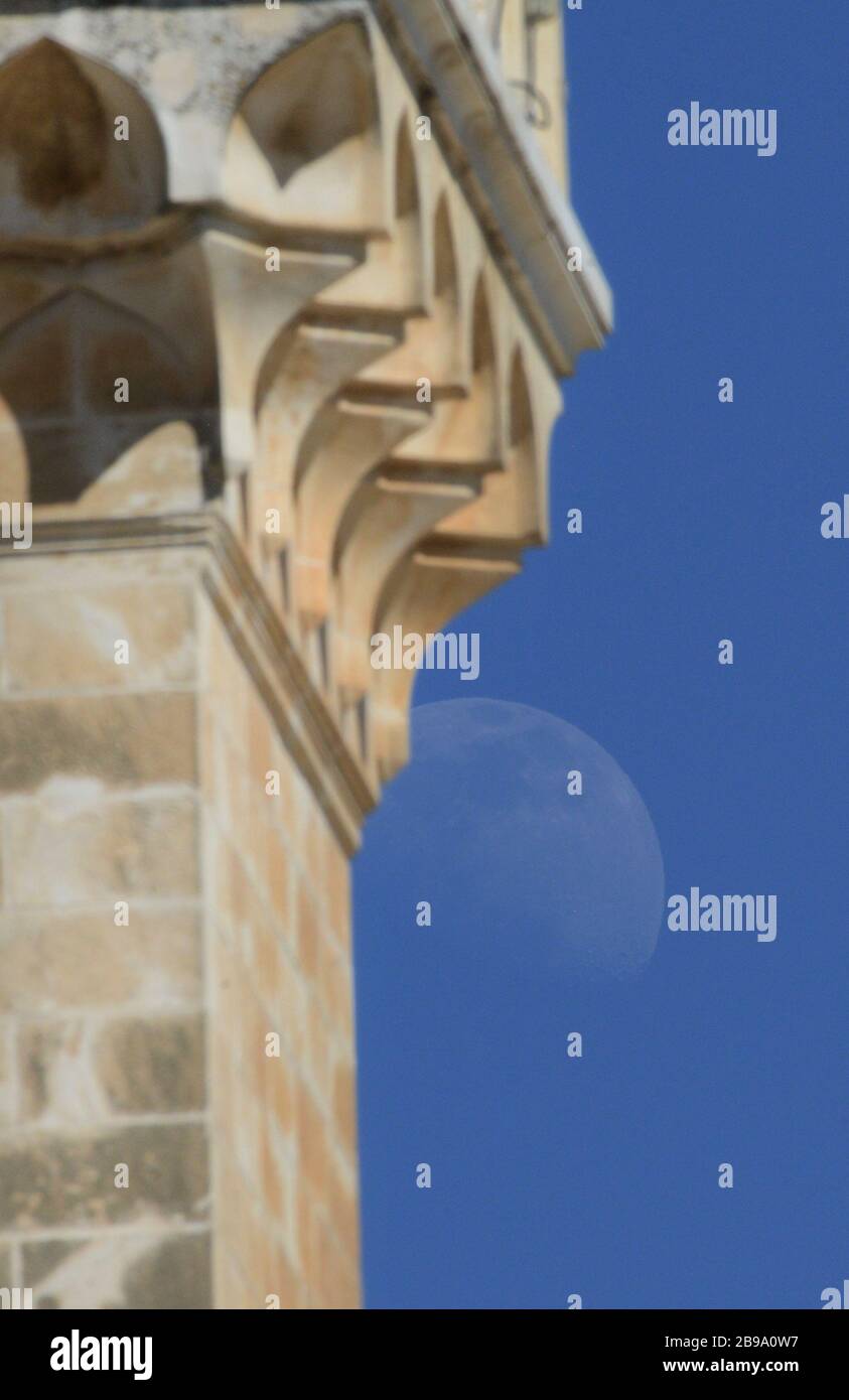 Moon rising by the minaret of the Al-Aqsa mosque in Jerusalem Stock ...