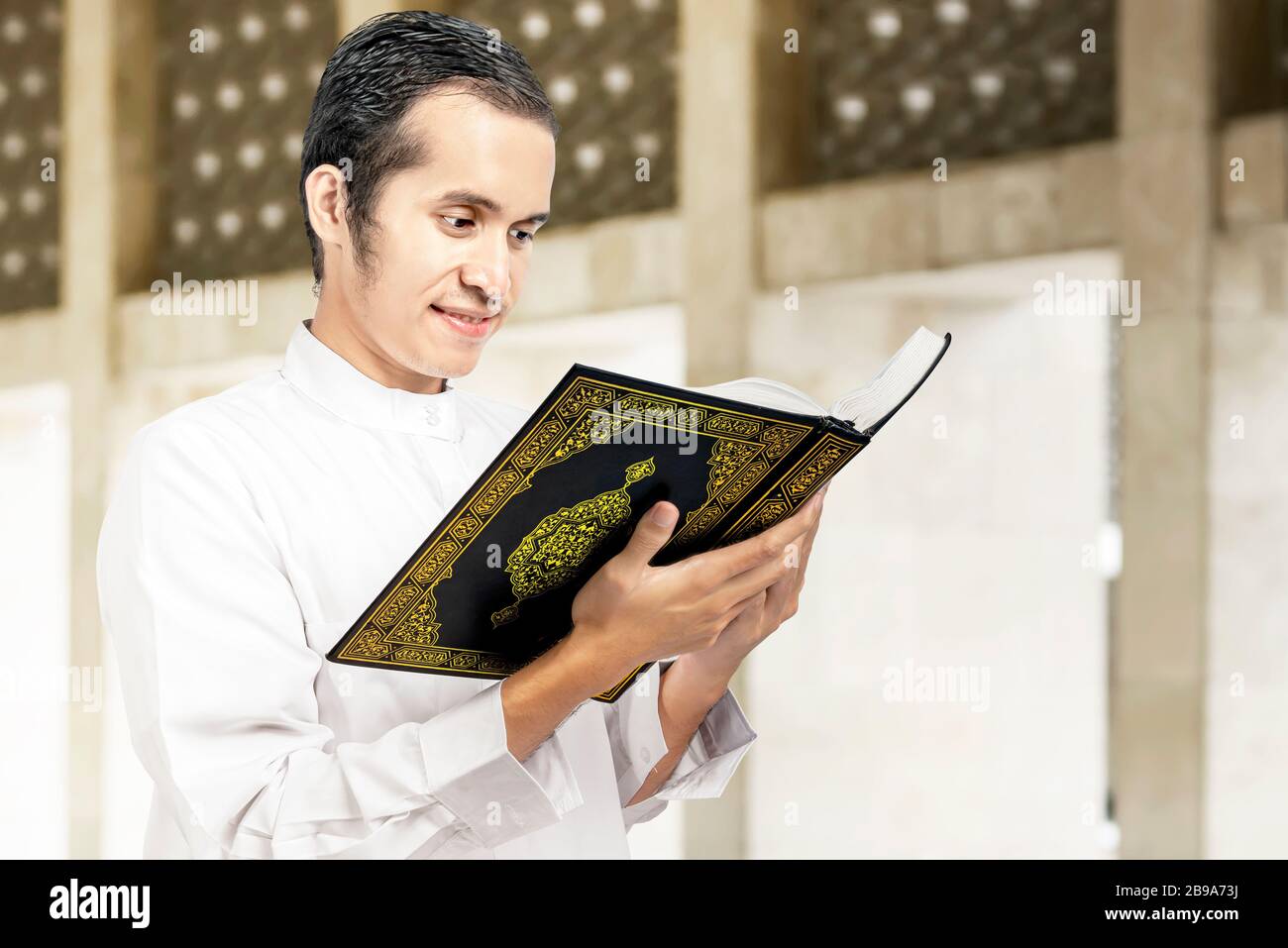 Muslim man reading the quran hi-res stock photography and images - Alamy