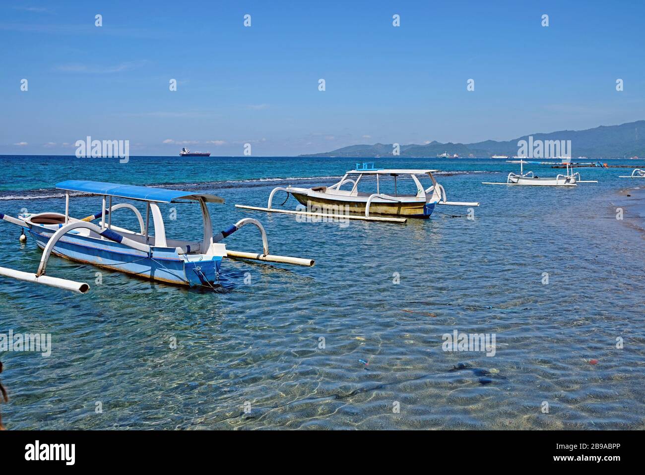 Traditional balinese jukung fishing boats on Sanur beach, Bali ...