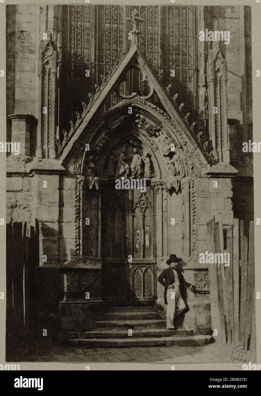 Cathédrale notre dame de paris red door hi-res stock photography and ...
