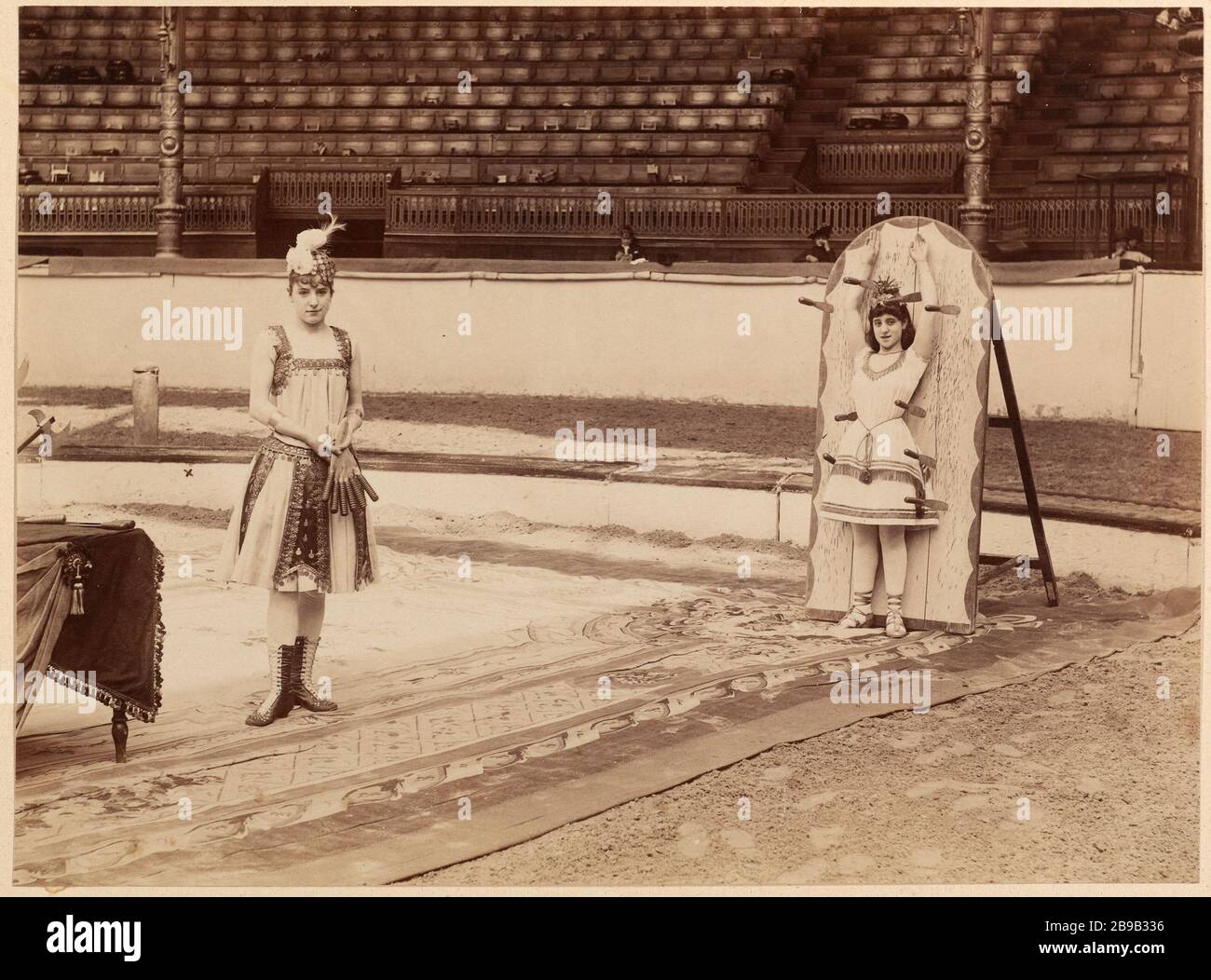 Circus knife thrower, Cirque : lanceuse de couteau, hippodrome de l ...