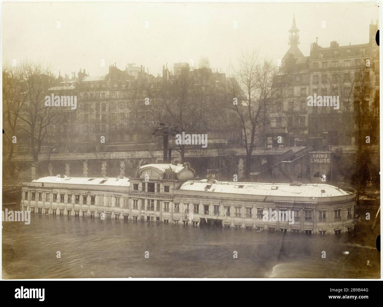 BATHS OF SAMARITAN Les bains de la Samaritaine (1920). Photographie de ...