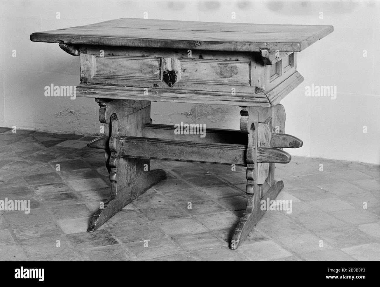 changer table. Wood. France, Table de changeur. Bois. France, XVIème ...