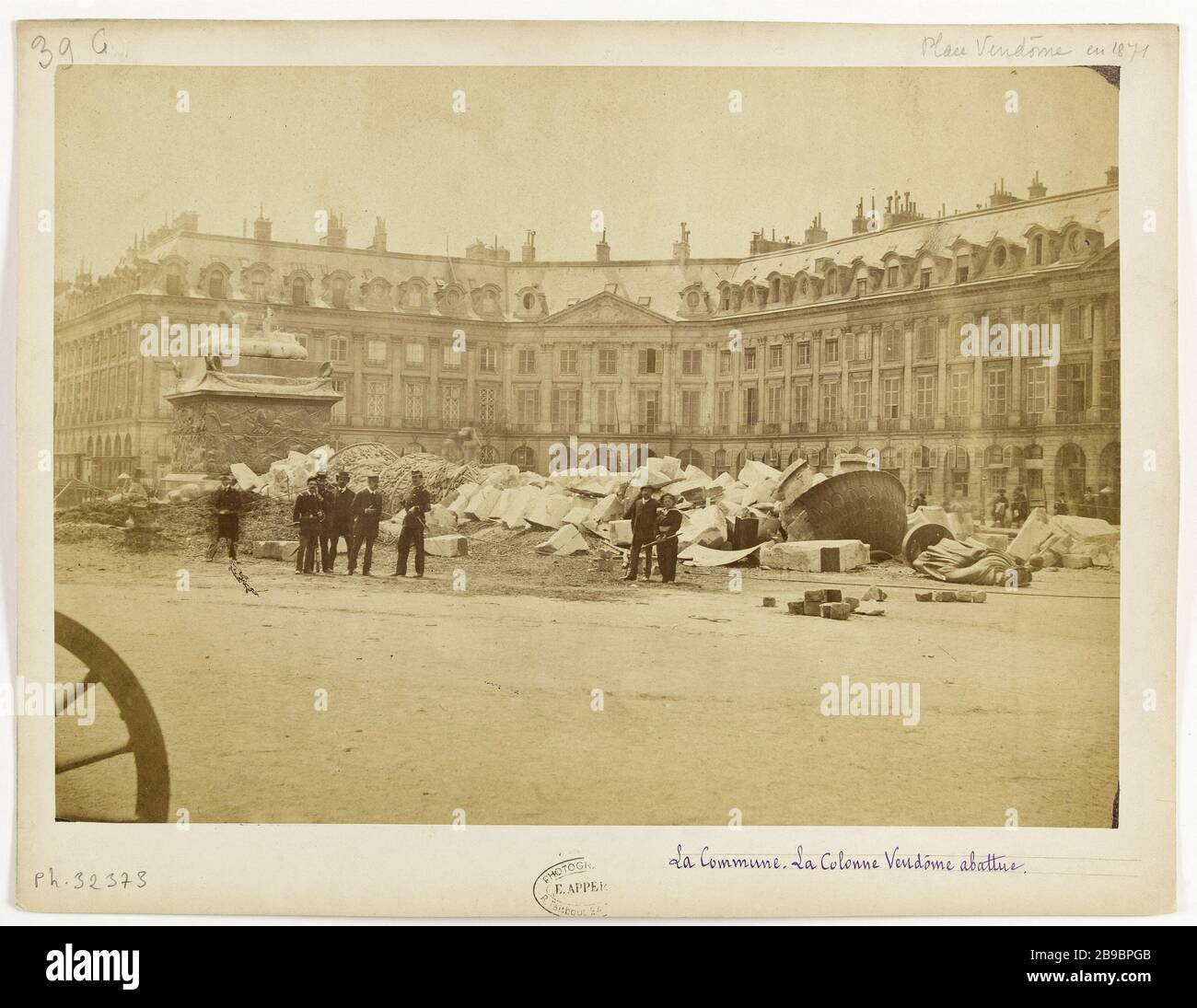 Vendôme column La Commune de Paris 1871. Groupe d'hommes devant les ...