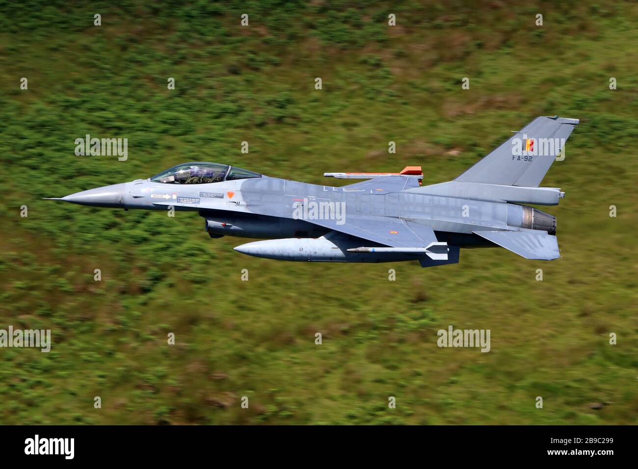 F 16 low level hi-res stock photography and images - Alamy