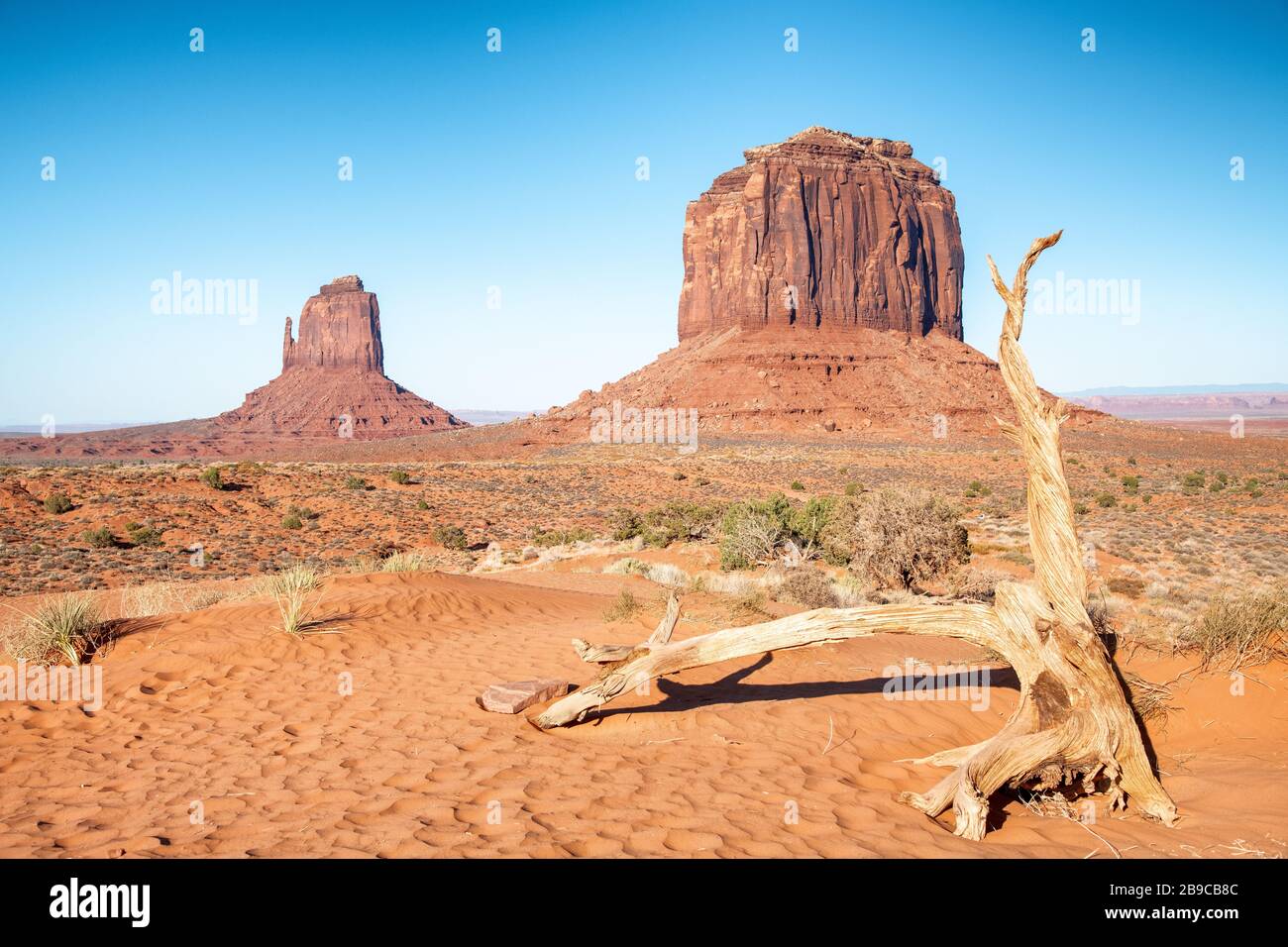 Amazing landscape of Monument Valley on a sunny summer afternoon ...