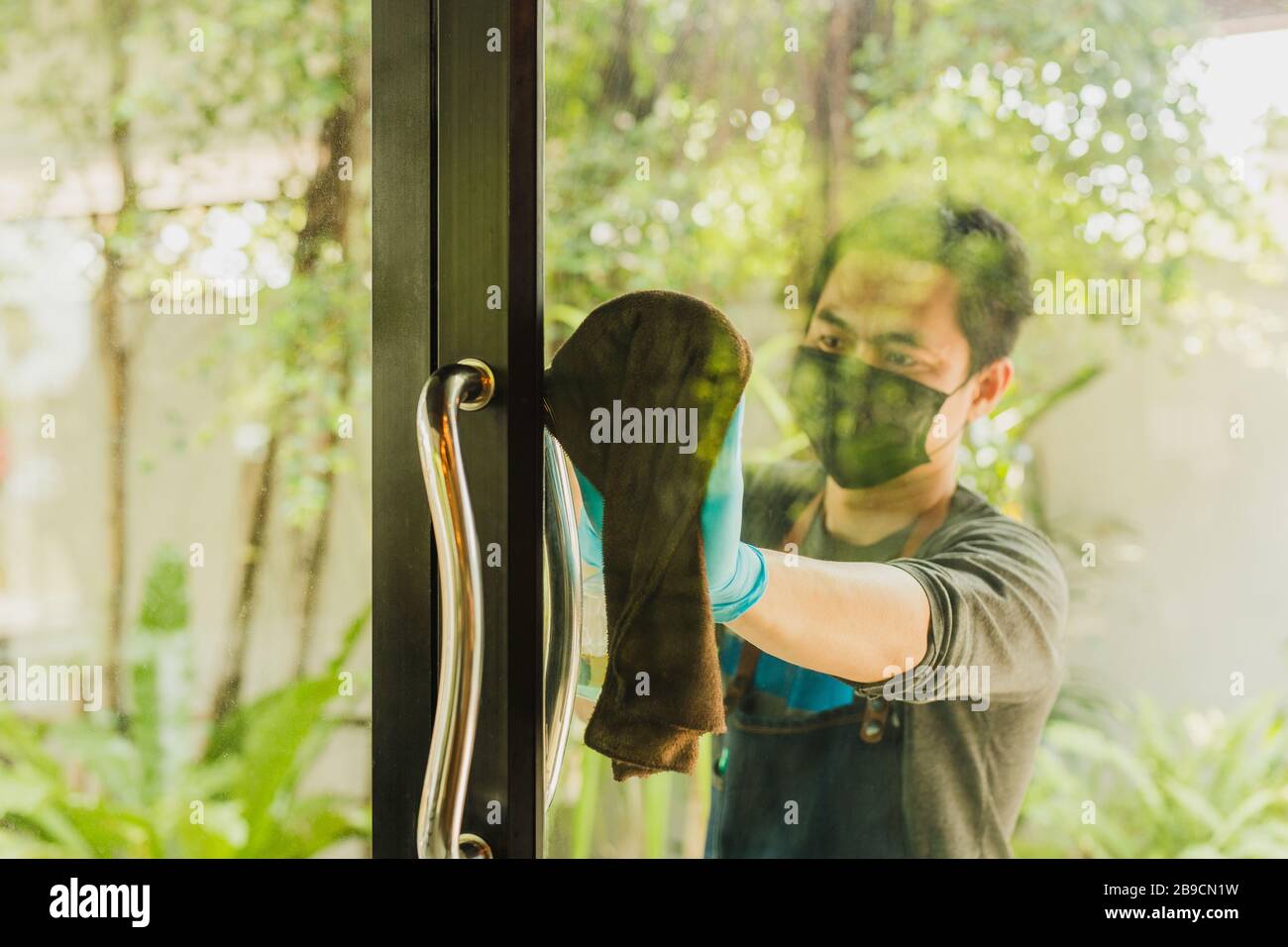 Waiter cleaning the glass hi-res stock photography and images - Alamy