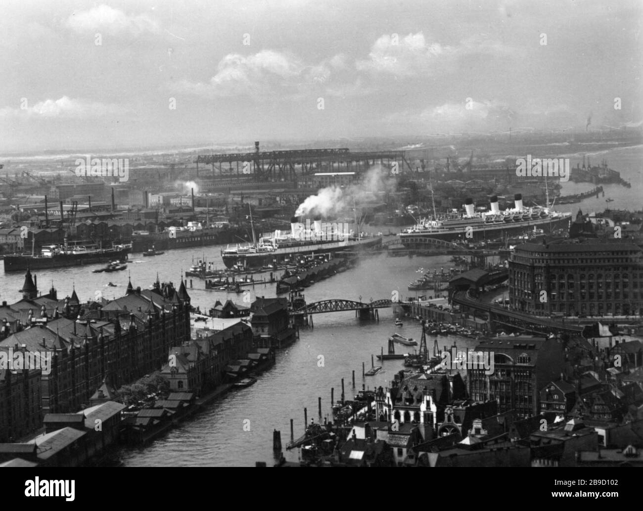 Two ocean liners hi-res stock photography and images - Alamy
