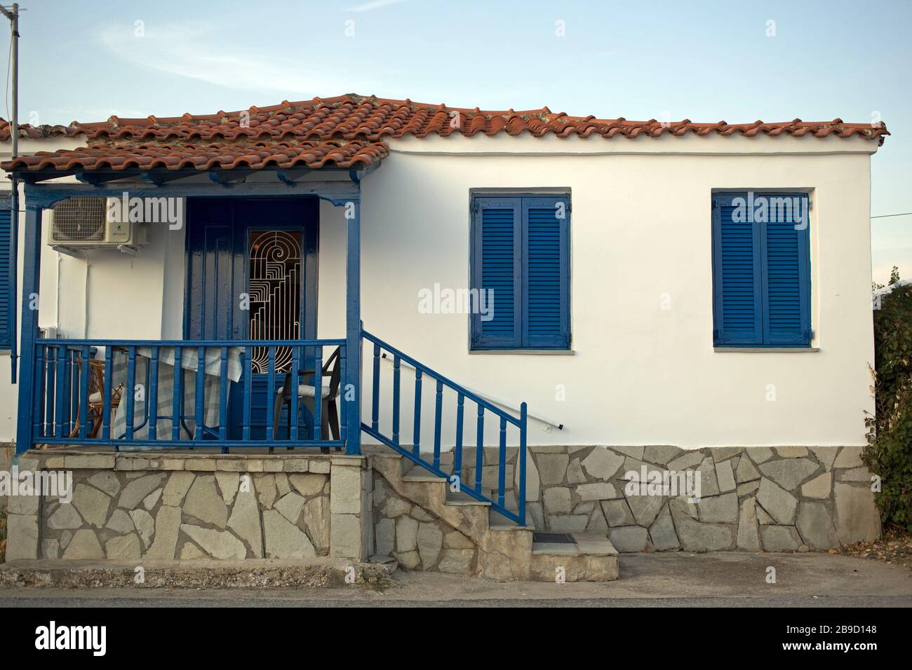 Typical greek house hi-res stock photography and images - Alamy