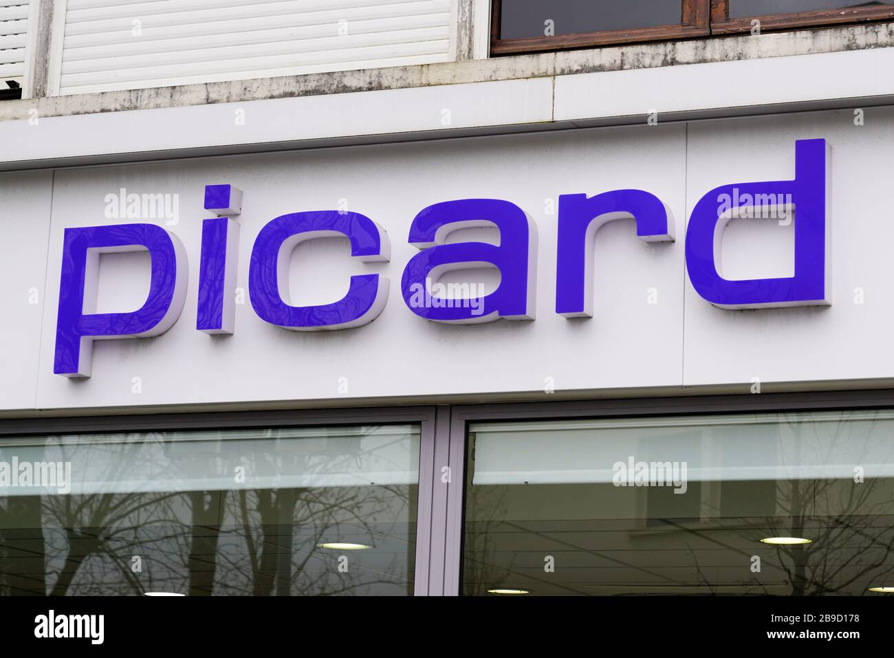 Bordeaux , Aquitaine / France - 03 07 2020 : Picard brand logo shop ...