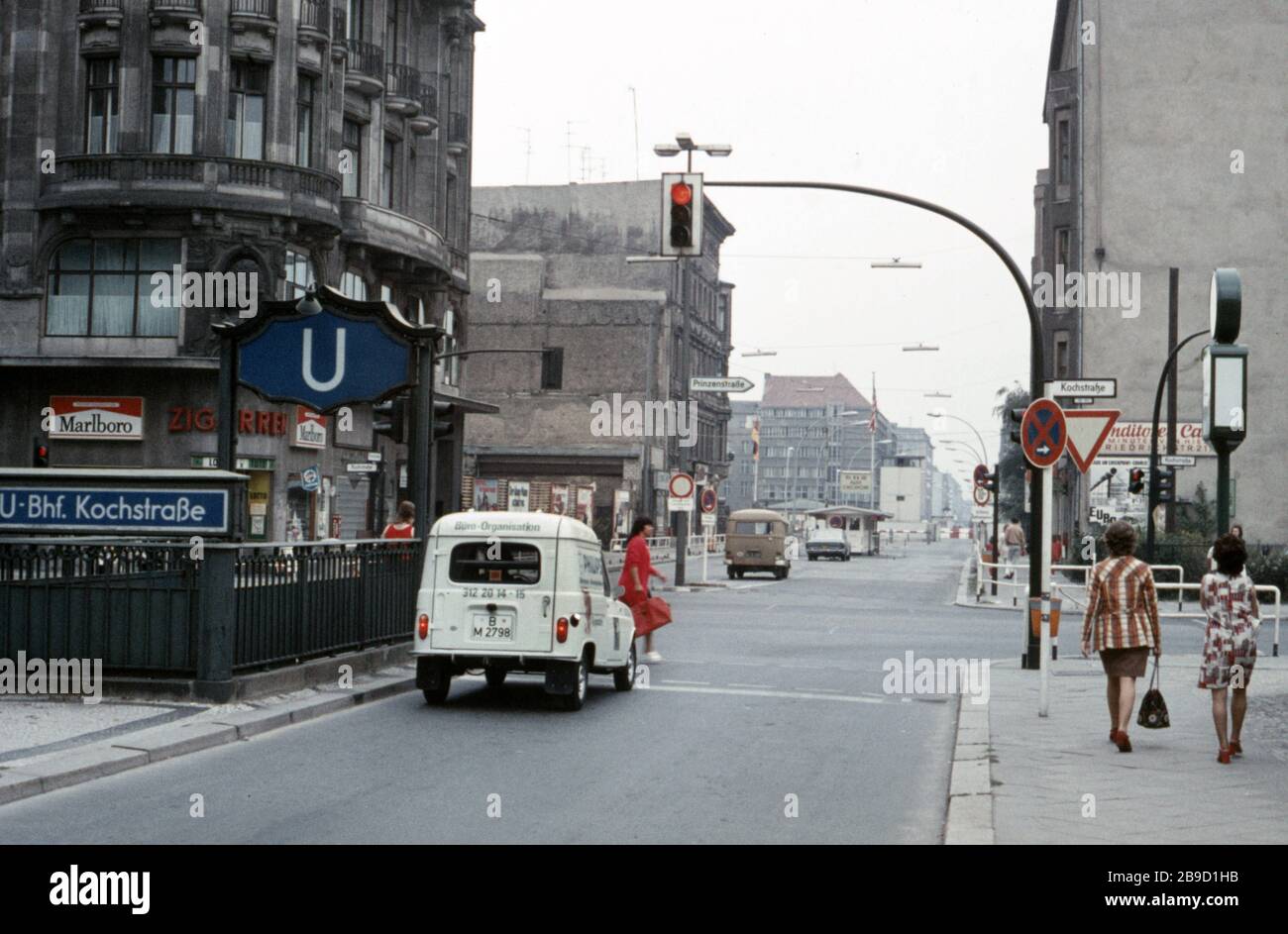 Border crossing checkpoint hi-res stock photography and images - Alamy
