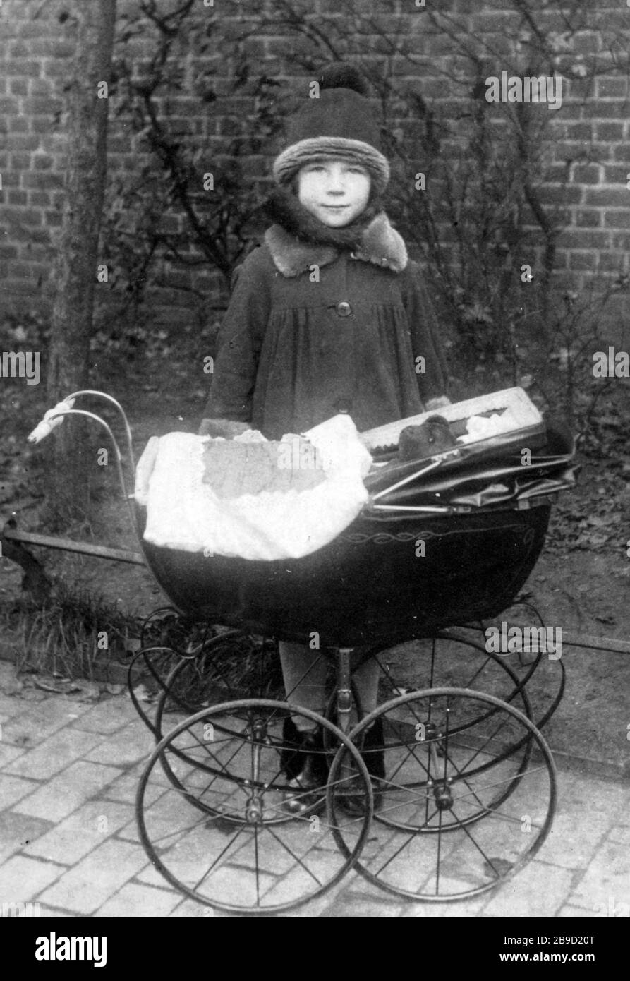 Carriage stands hi-res stock photography and images - Alamy