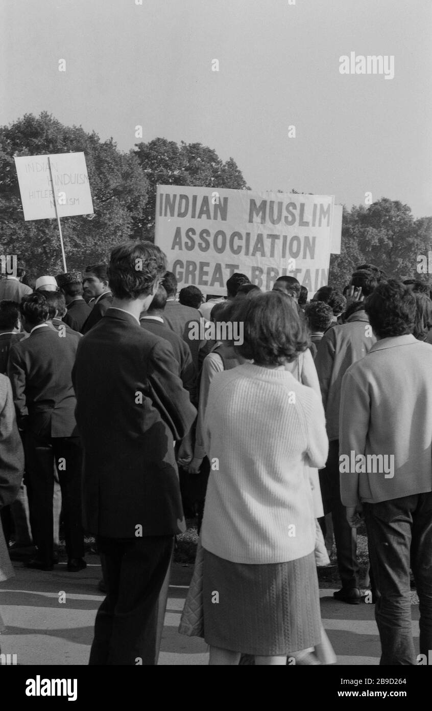 Crowd in 1970s hi-res stock photography and images - Alamy