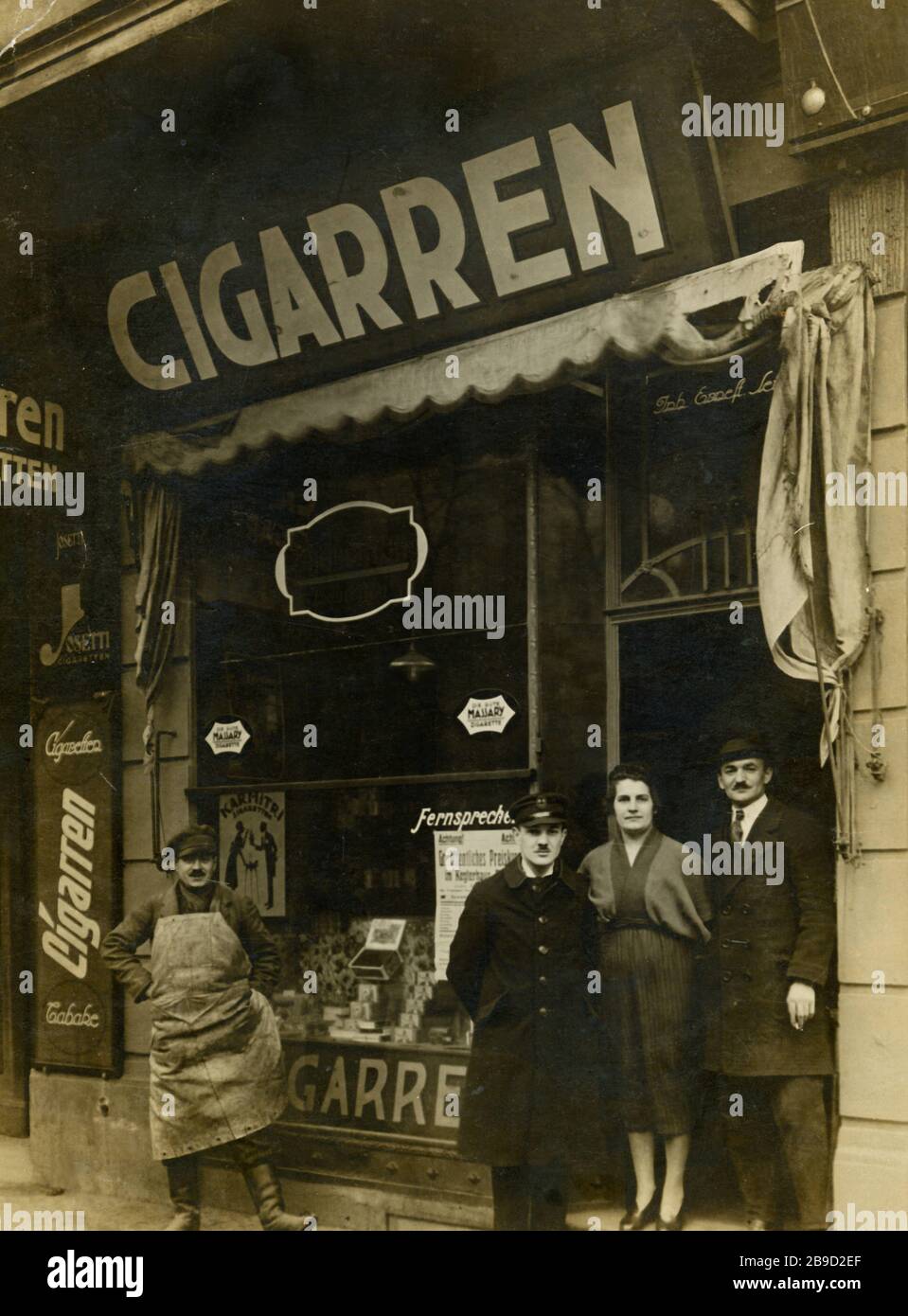 1920s shop front hi-res stock photography and images - Alamy