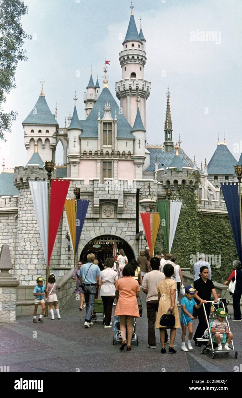 Cinderella castle disneyland anaheim hi-res stock photography and ...