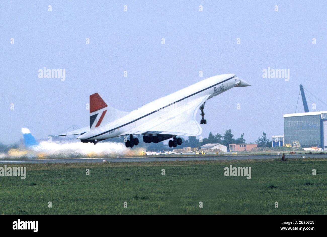 Concorde plane landing hi-res stock photography and images - Alamy