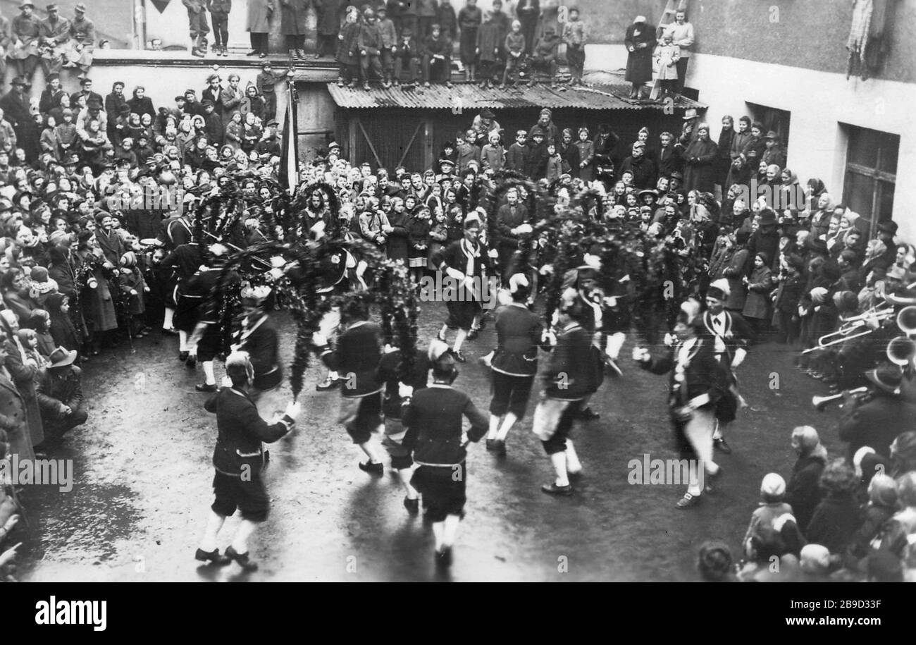 Coopers dance hi-res stock photography and images - Alamy