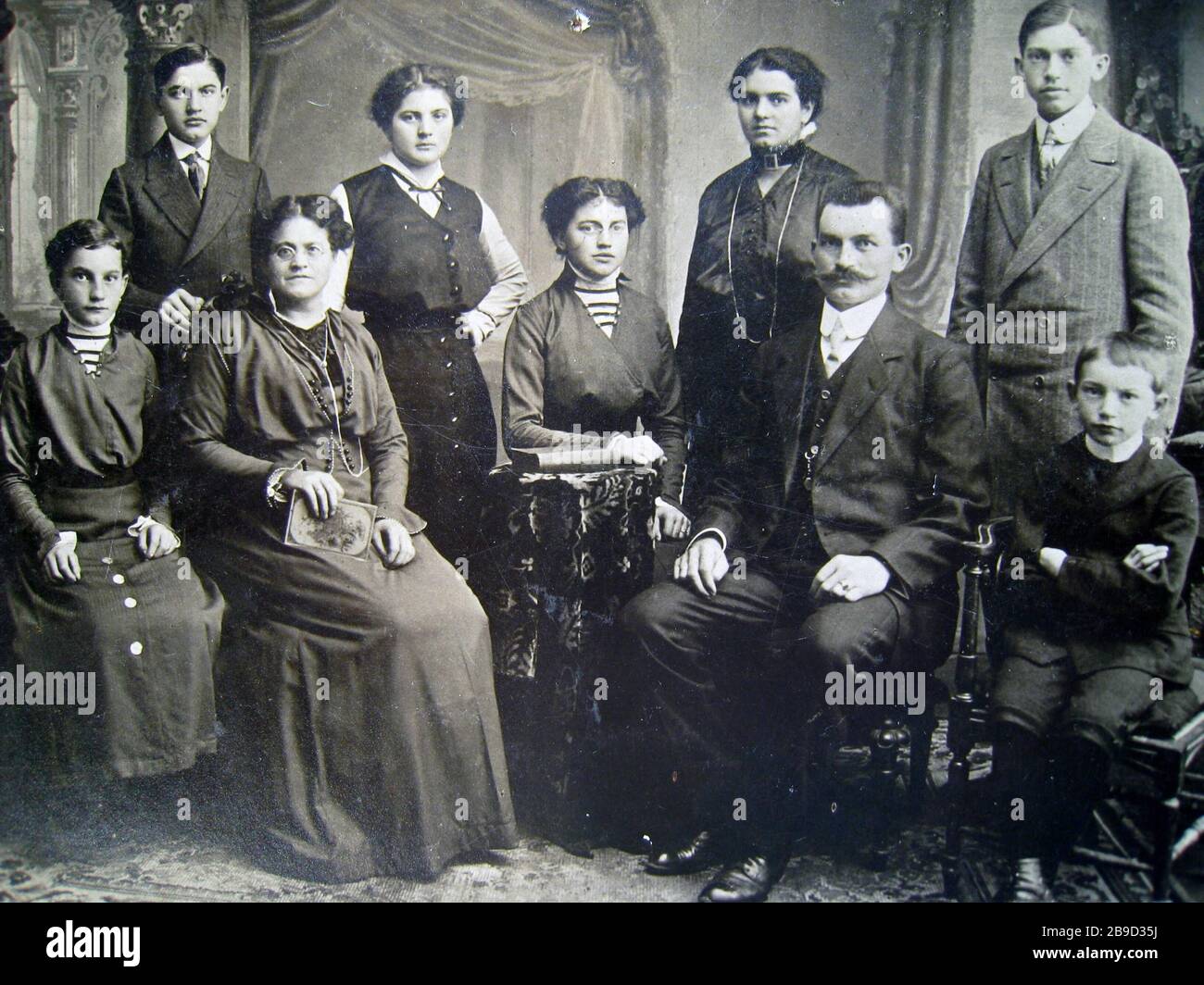 Family portrait seven people in hi-res stock photography and images - Alamy