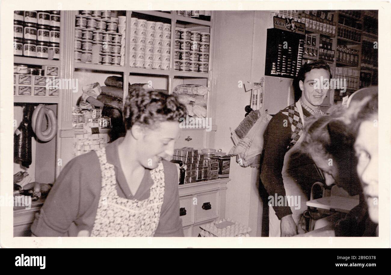 Corner shop 1950s hi-res stock photography and images - Alamy