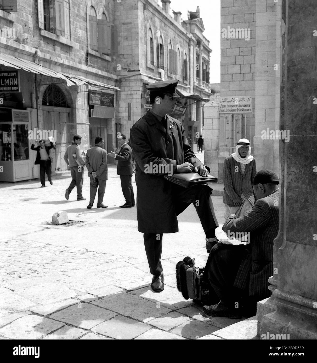 Shoeshine boy cleaning shoes hi-res stock photography and images - Alamy