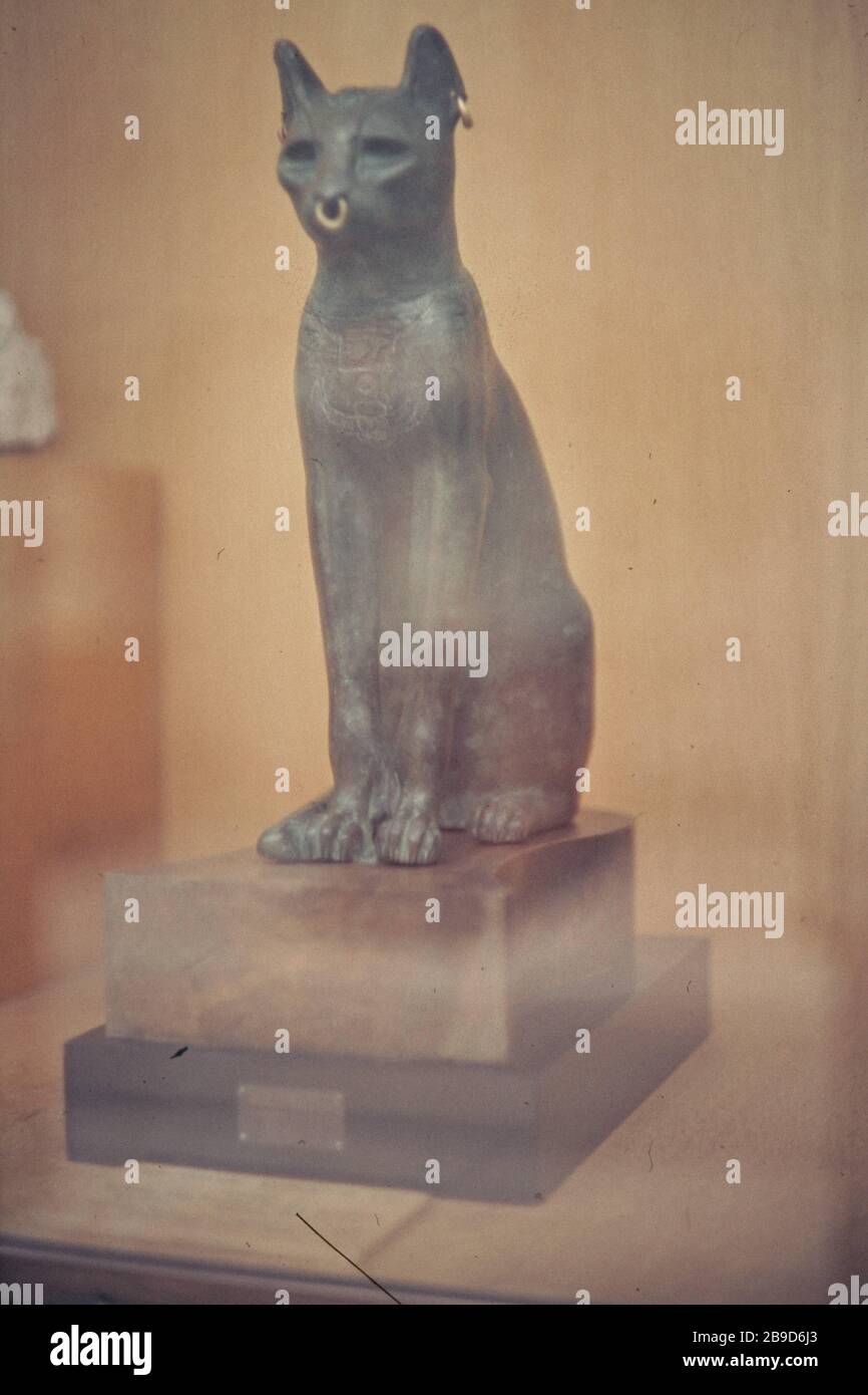 Egyptian cat sculpture hi-res stock photography and images - Alamy