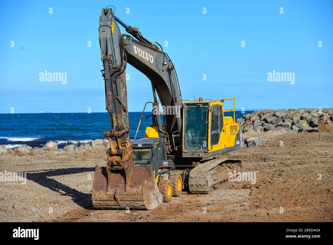 Front end loader earth moving equipment hi-res stock photography and ...