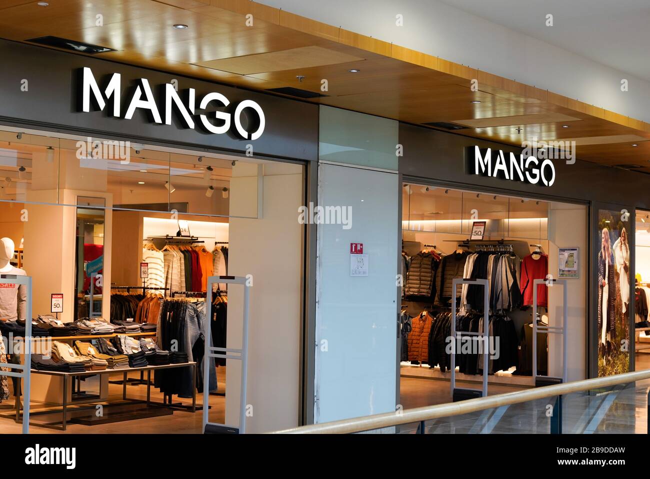 Mango clothes store exterior hi-res stock photography and images - Alamy