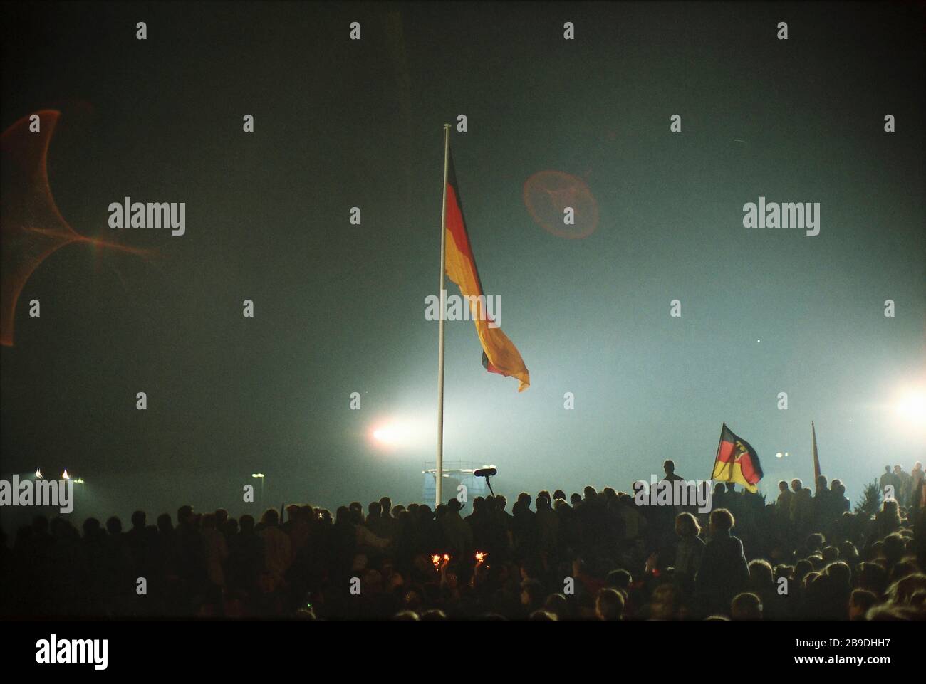 Berlin wall fall celebration hi-res stock photography and images - Alamy