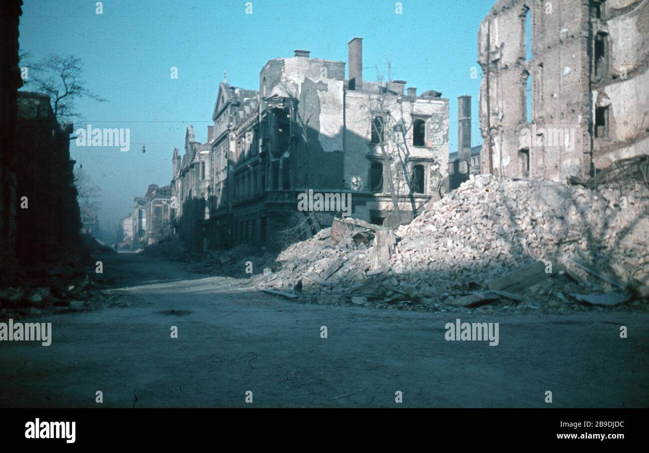 Destroyed buildings 1945 hi-res stock photography and images - Alamy