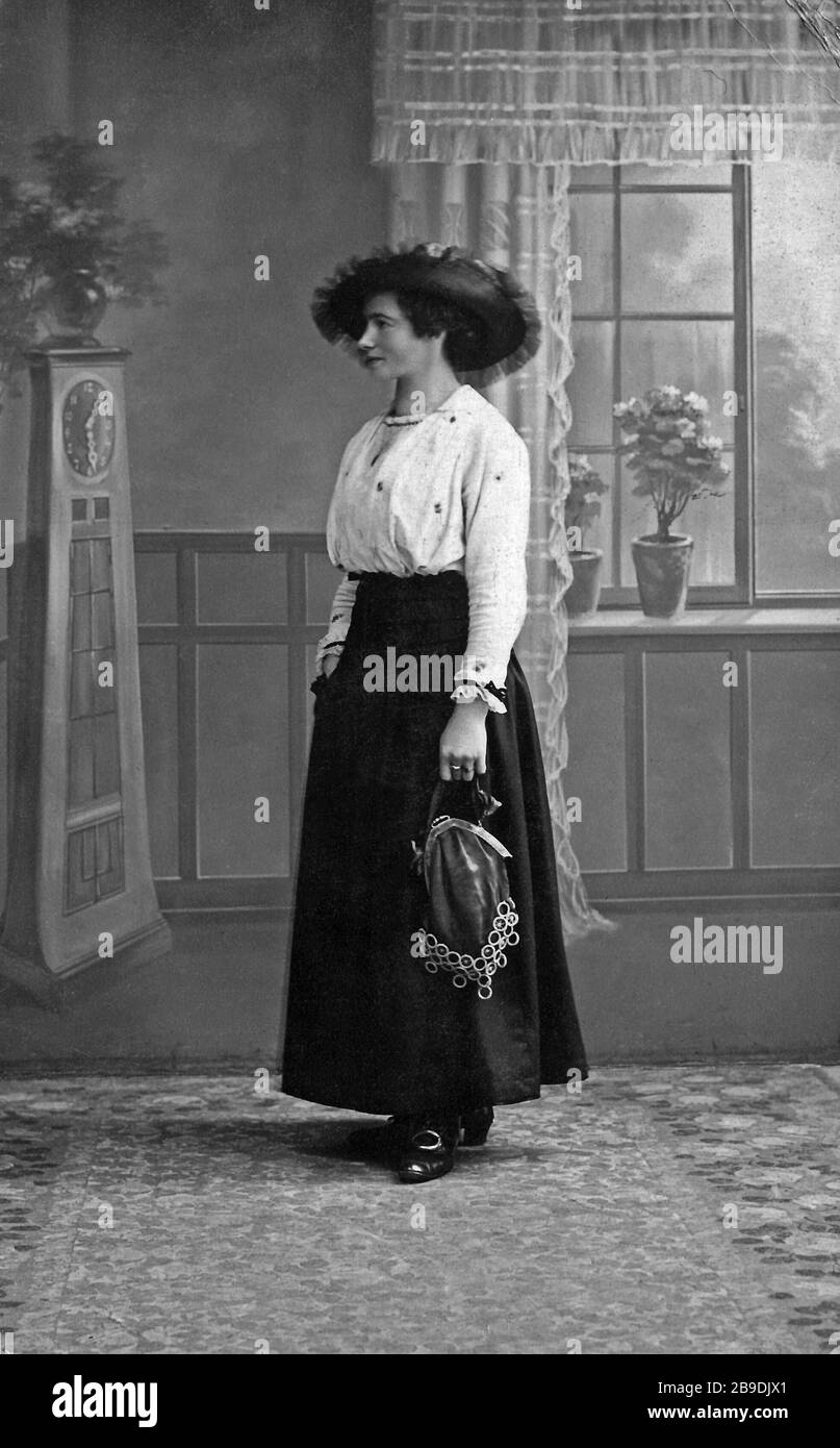 Women's Fashion 1922 High Resolution Stock Photography and Images - Alamy
