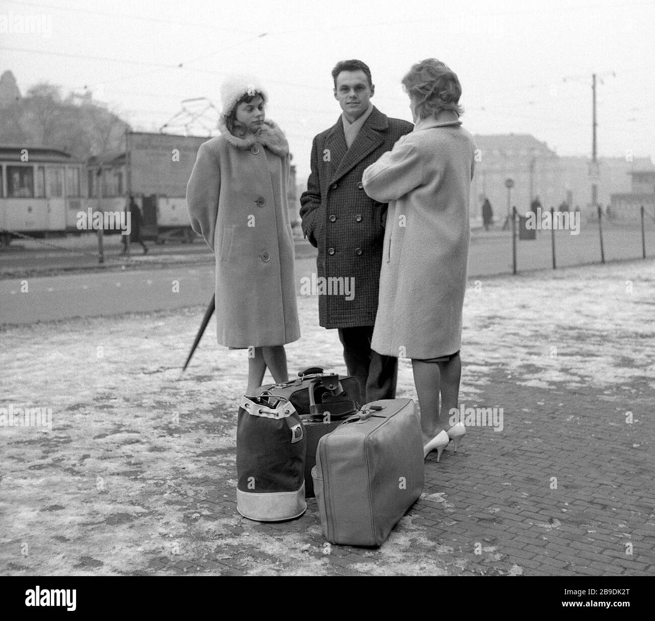 Women with suitcase Black and White Stock Photos & Images - Alamy