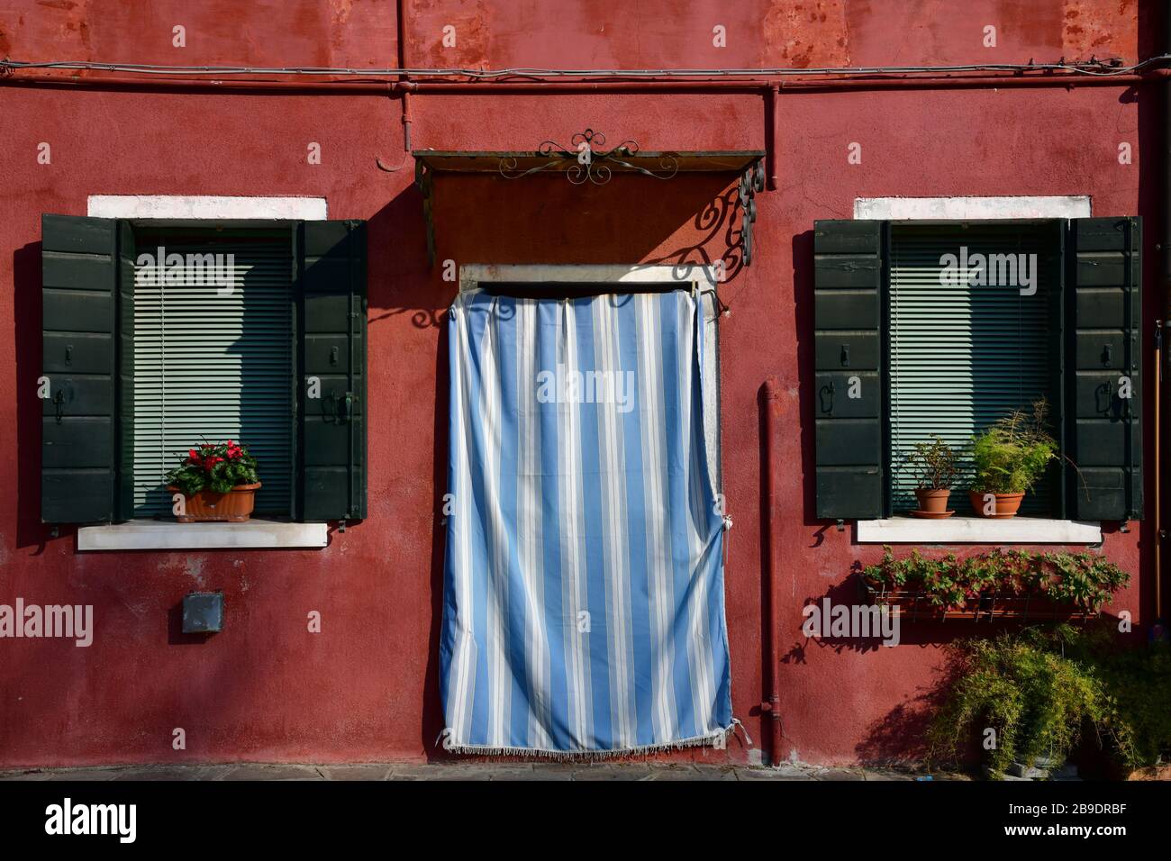 Windows red italian house hi-res stock photography and images - Alamy