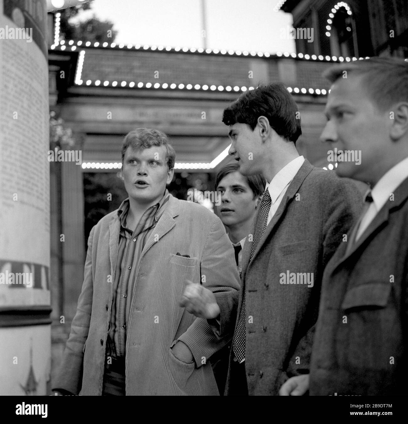 Teenagers of the 60s hi-res stock photography and images - Alamy