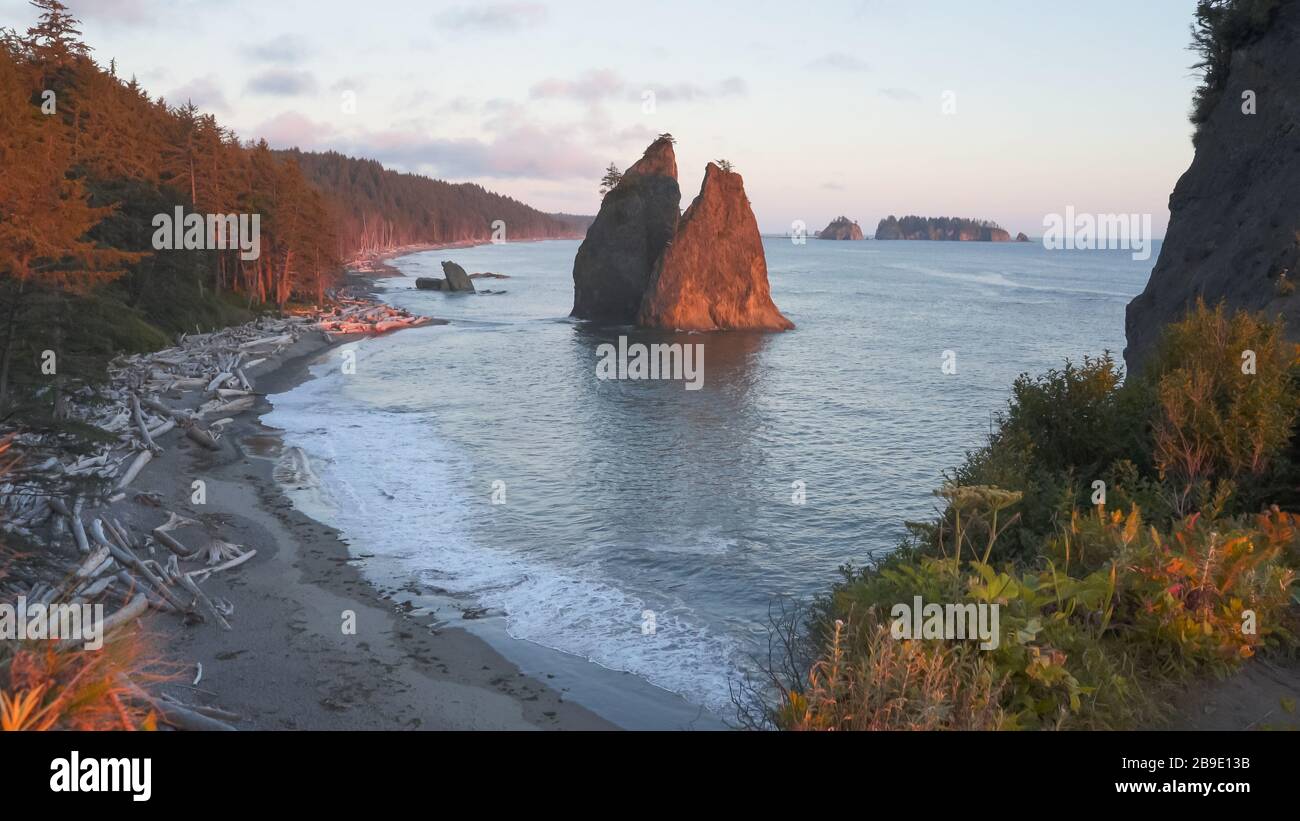 late sunset shot of split rock at rialto beach in the olympic national ...
