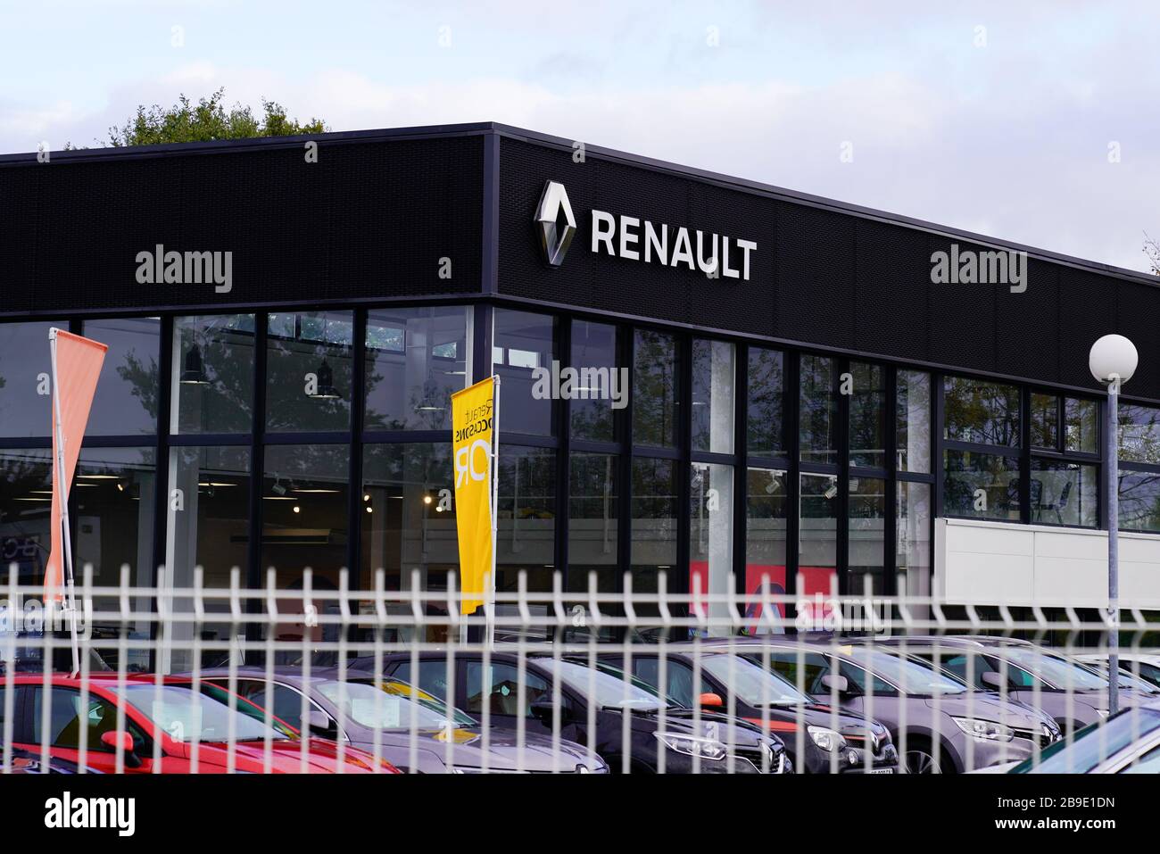 Bordeaux , Aquitaine / France - 11 07 2019 : renault sign logo on car ...