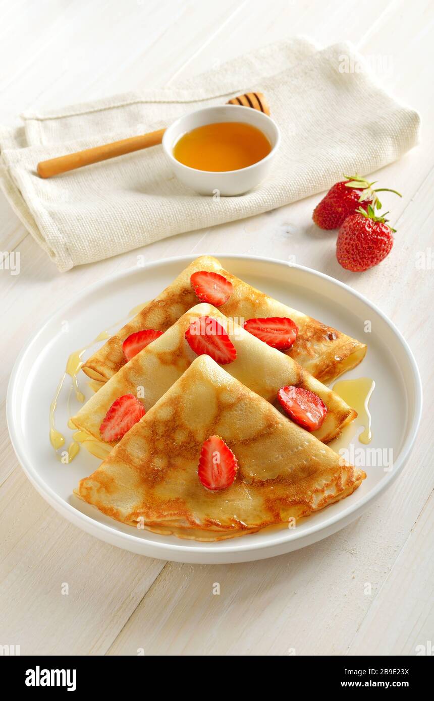 Golden crepes hi-res stock photography and images - Alamy