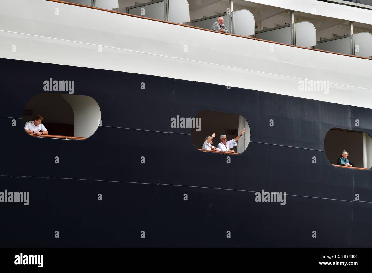 Passengers of the HAL cruiseschip the Zuiderdam are waving goodbye to ...