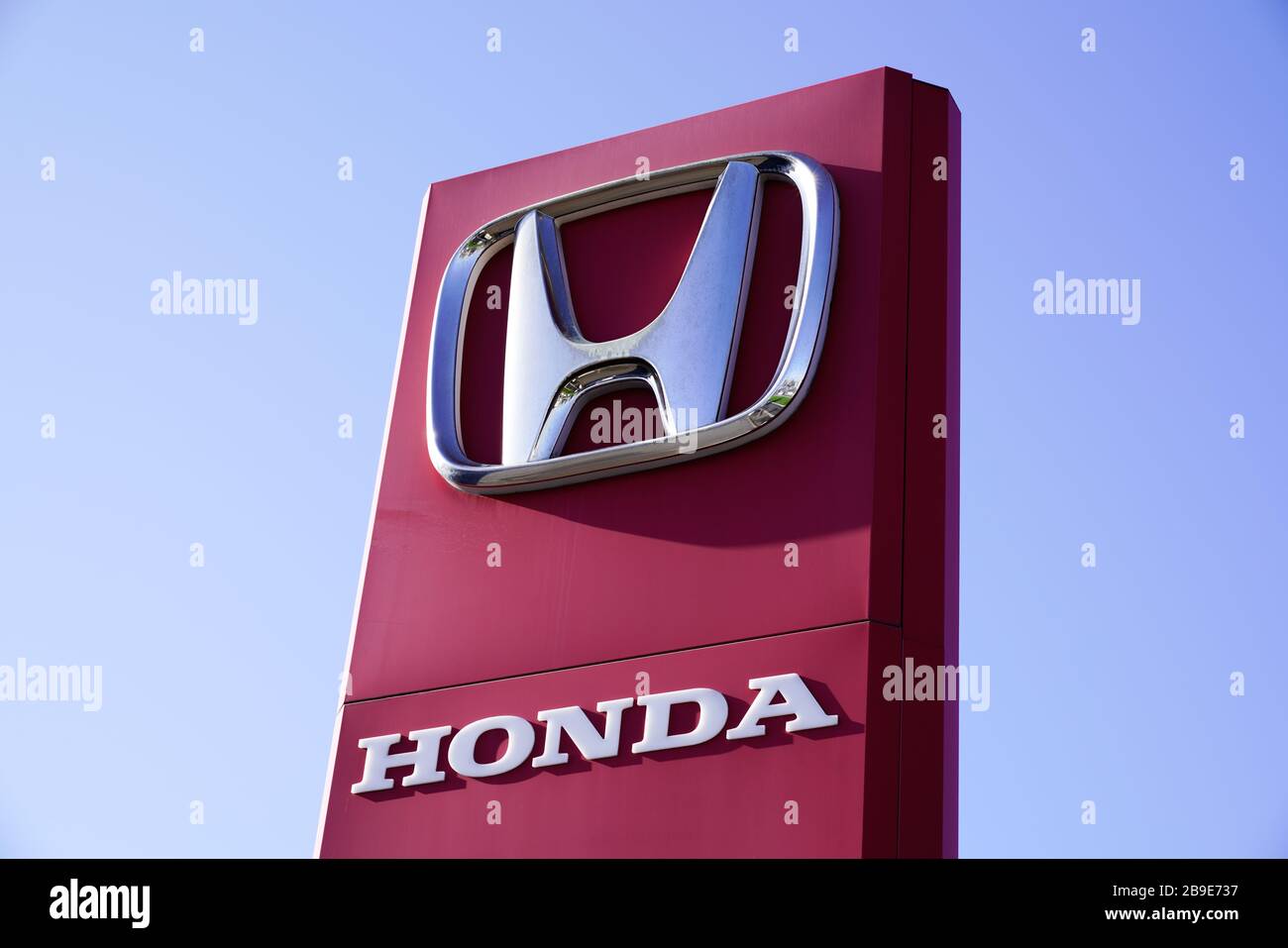 Honda logo sign white hi-res stock photography and images - Alamy