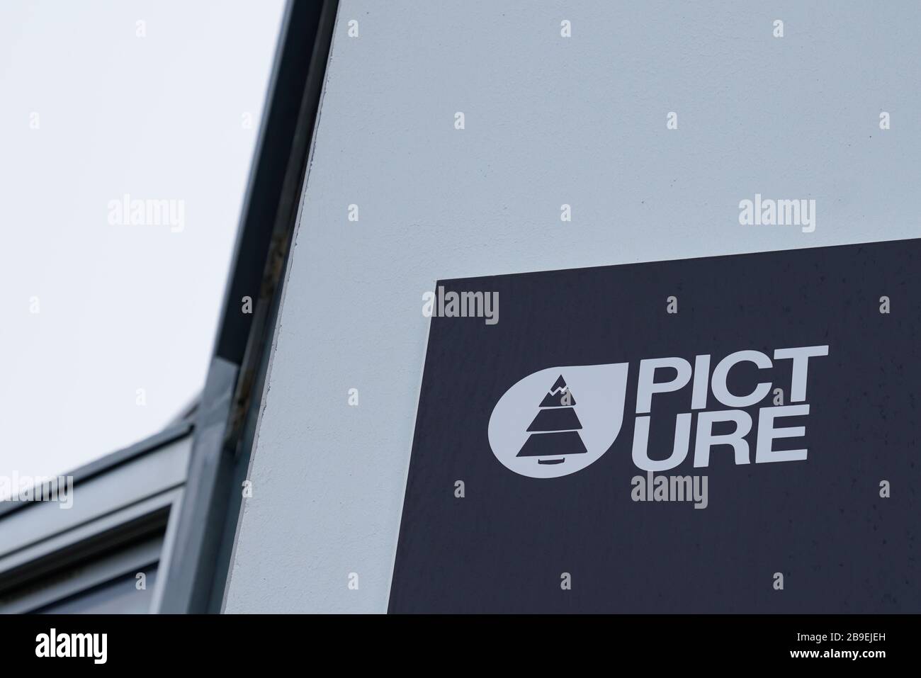 Bordeaux , Aquitaine / France - 02 01 2020 : picture store logo sign ...