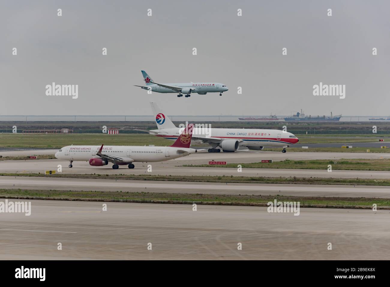 Shanghai pudong airport tower hi-res stock photography and images - Alamy