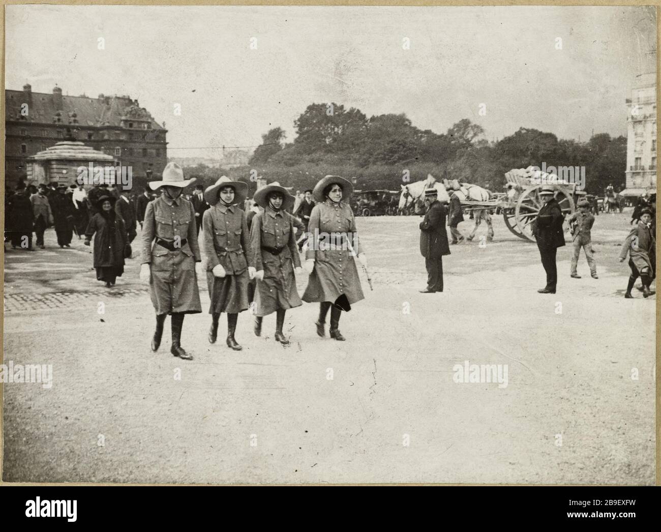 Esplanade des Invalides. English women mobilized Guerre 1914-1918 ...