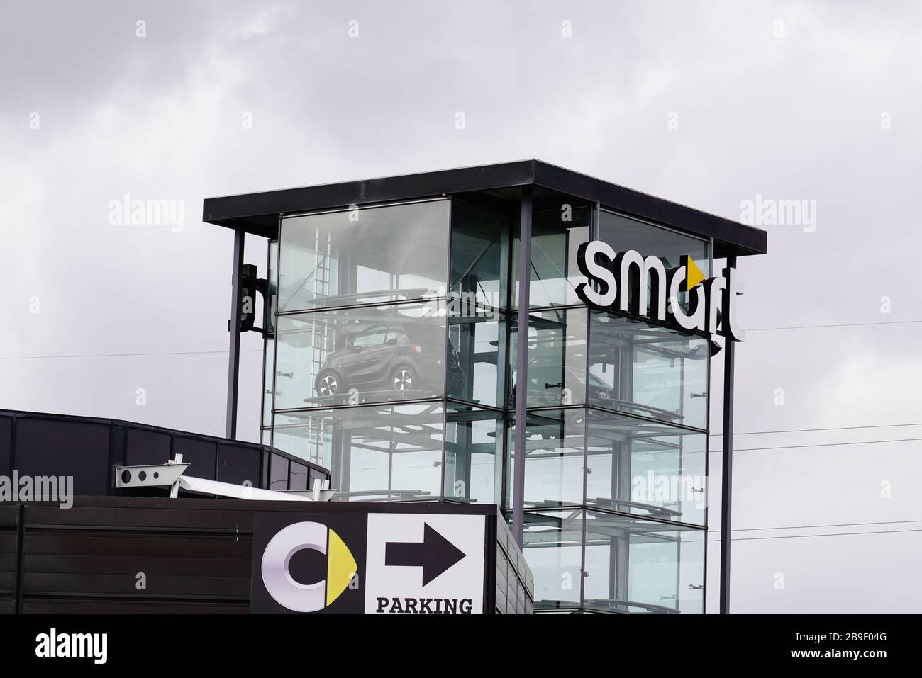 Smart car mercedes benz daimler hi-res stock photography and images - Alamy